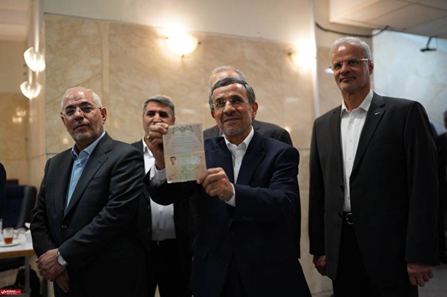 ثبت نام محمود احمدی‌نژاد در انتخابات نمایشی: «آمده‌ام تا بار دیگر به ...